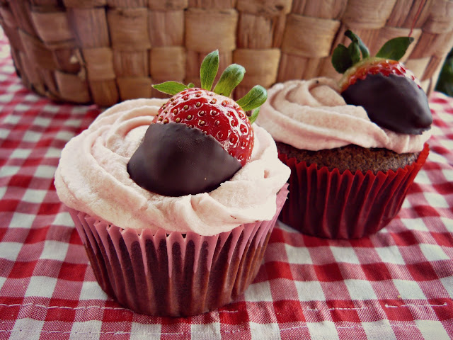 Las piruletas son rojas: Cupcakes de chocolate y fresas.. ¡deliciosos!