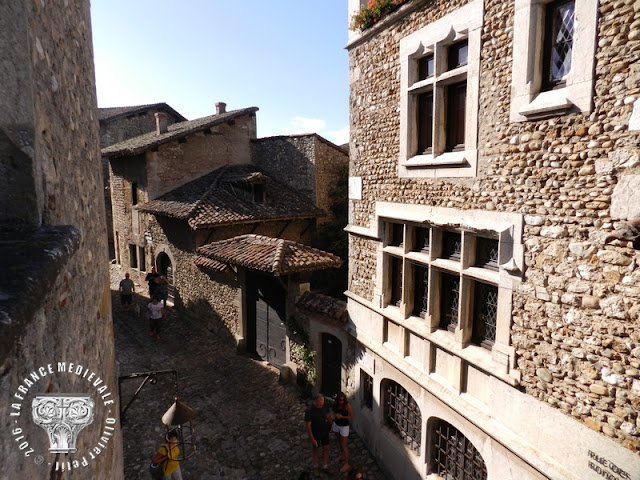 LA FRANCE MEDIEVALE: PEROUGES (01) - La cité médiévale