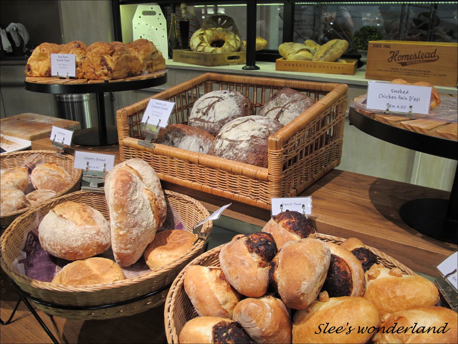 Slee's Wonderland: L. Table + Lavender bakery