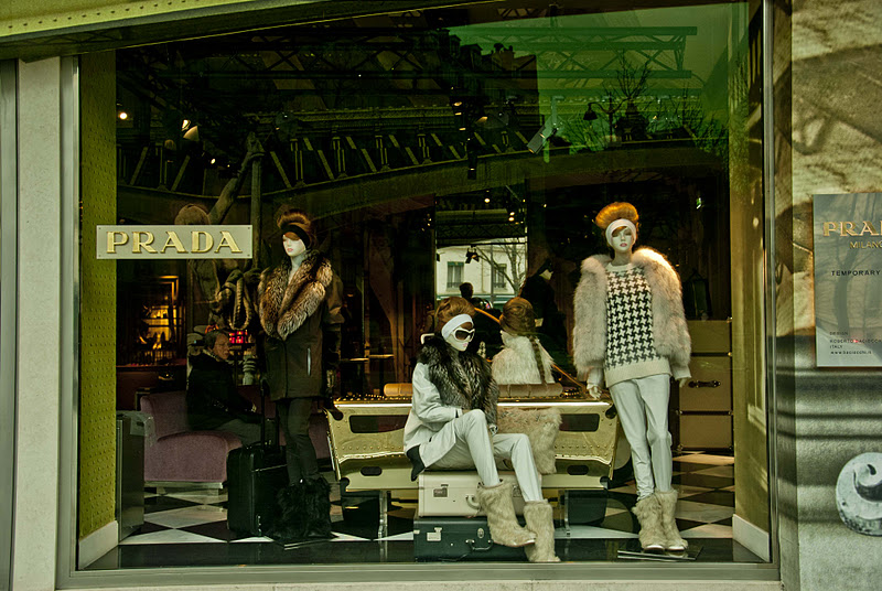 extravaganza: Prada Window Display, Paris ( merchandising )