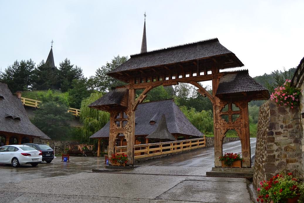 Manastirea Barsana- Poarta din lemn construita in stil maramuresean ...