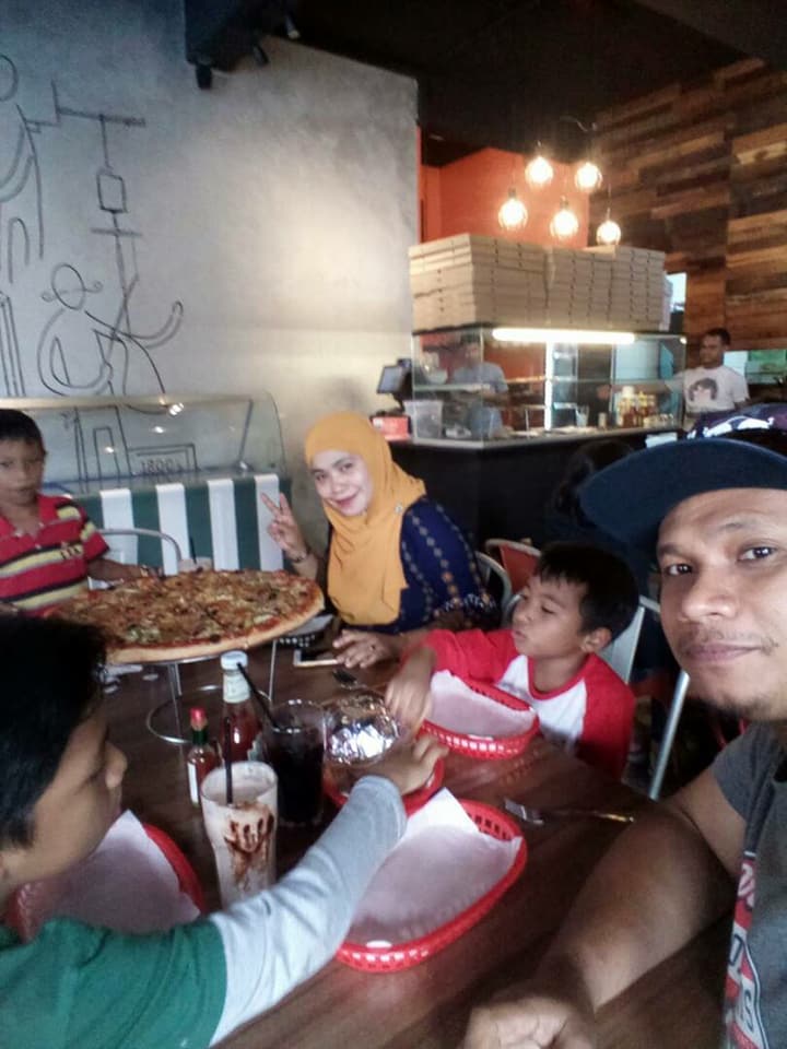 Ruang Coretan Cik Ila Kidal: Pizza Besar Hermanos Rotisserie