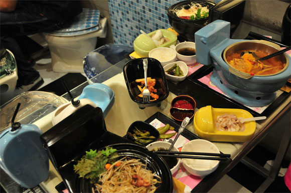 sinresaca: Raros bares XII: Disculpe, ¿el baño?