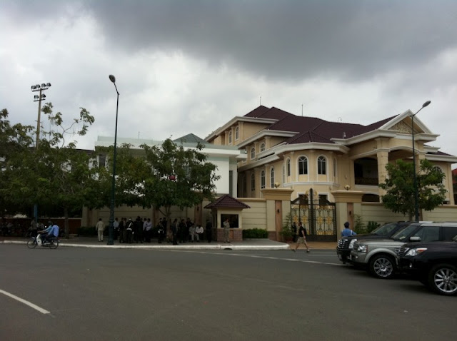 KI Media: Unusual high number of cars in front of Hun Xen's house in ...