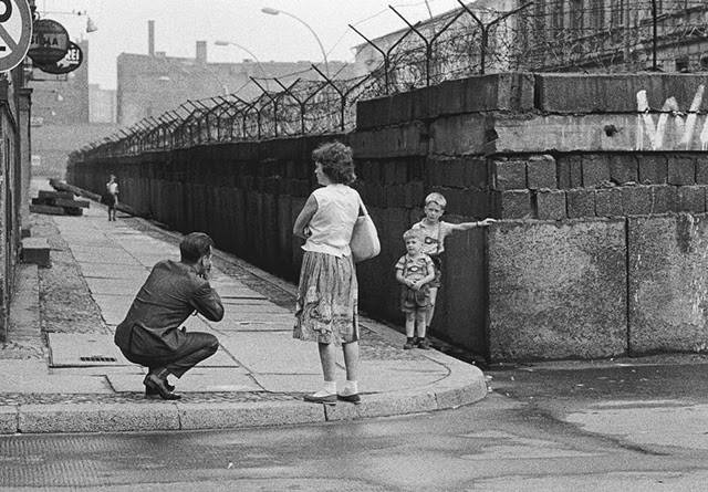 Emotional Vintage Photos of Children Playing at the Berlin Wall in 1963 ...