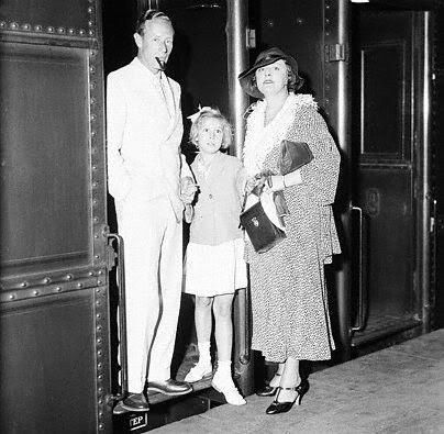 Leslie Howard: With Family - Photos