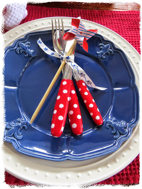 Art and Sand: a red white & blue table
