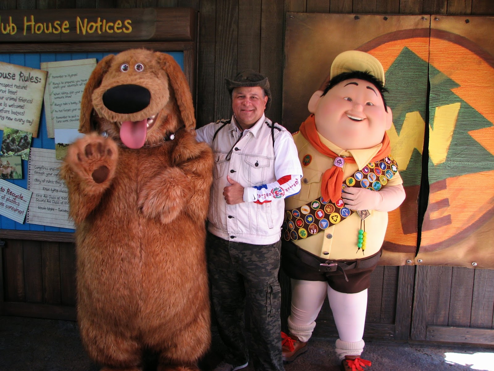 Bonao Internacional: COMPARTIENDO CON LOS PERSONAJES DE UP , UNA ...