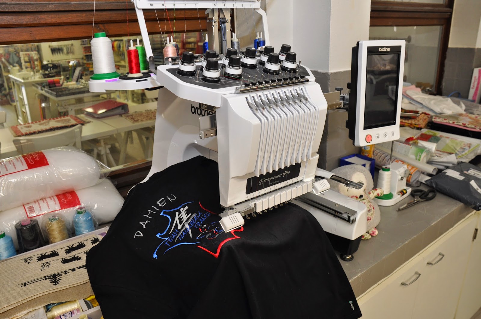 Le chat qui brode: Broderie machine personnalisée