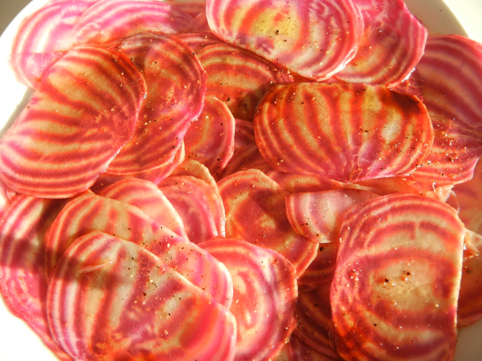 Mère et fille en cuisine: Carpaccio de betteraves chioggia