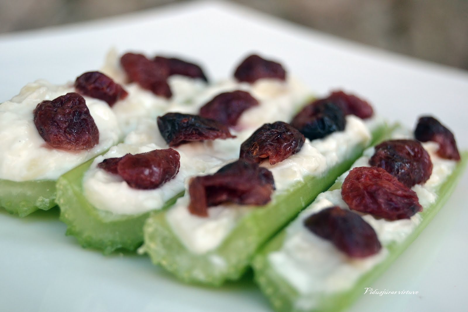 Vidusjúras virtuve: Seleriju laivinas ar sieru un dzérveném