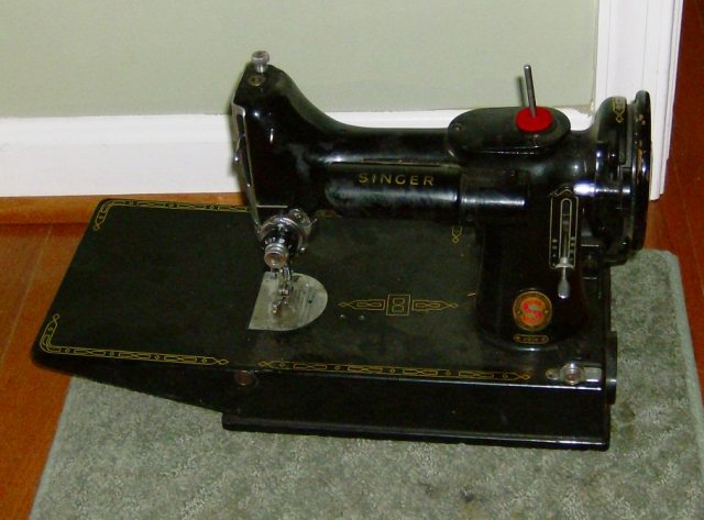 Vintage Sewing Machines: Rusty the Singer Featherweight