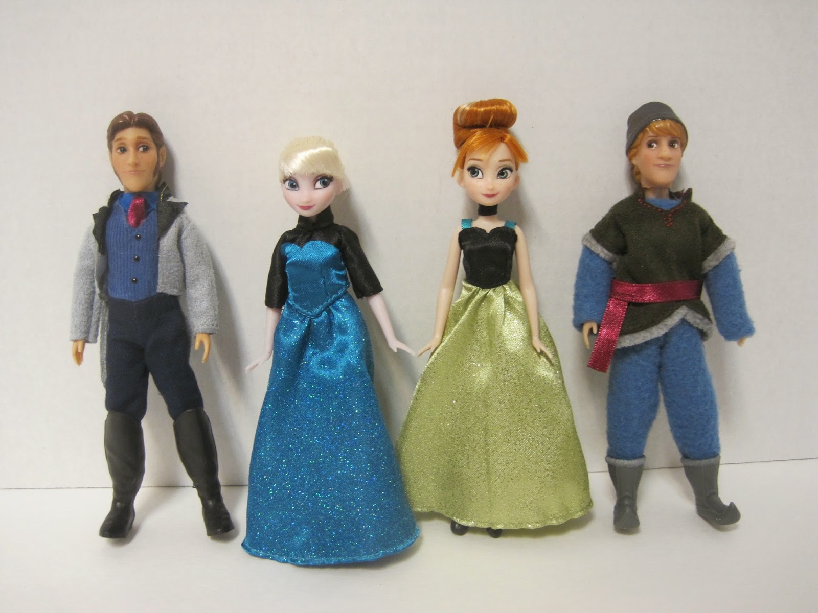 Never Grow Up: A Mom's Guide to Dolls and More: Frozen Mini Doll Set Review