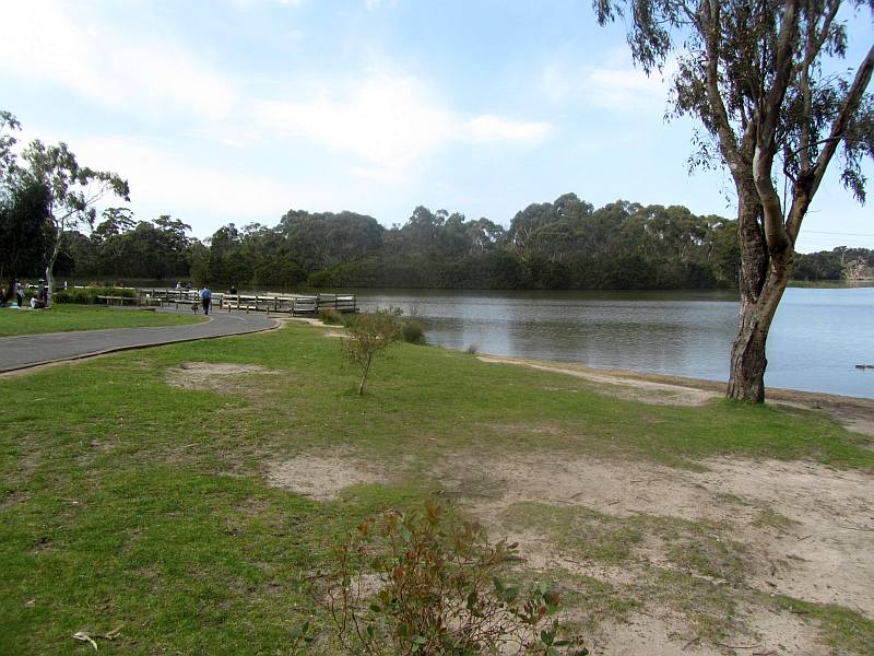 TRACKS, TRAILS AND COASTS NEAR MELBOURNE : Jells Park Lake - Wheeler's Hill