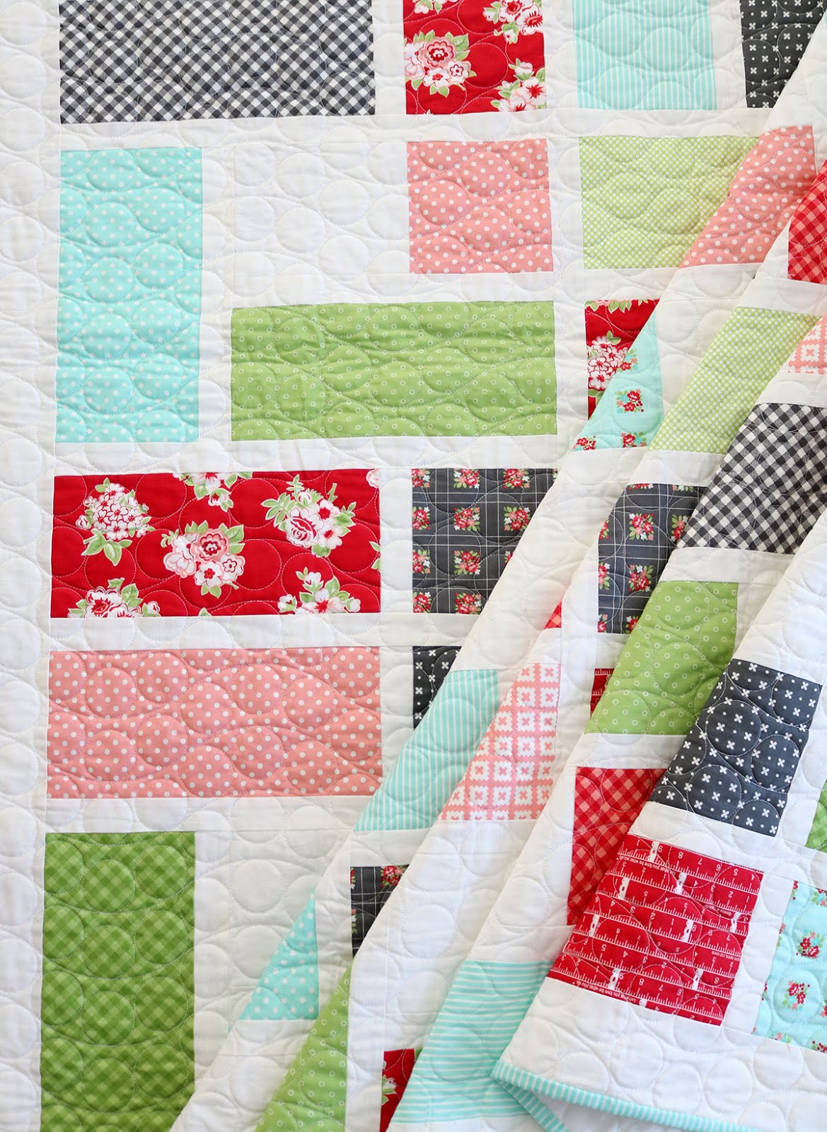 A Bright Corner: Fresh Fat Quarter Quilts Book