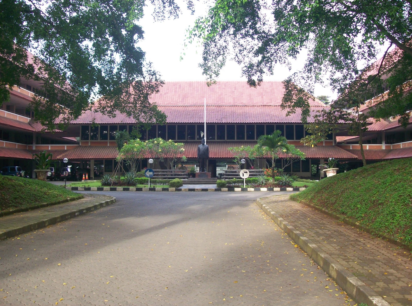 Kardoman Tumangger: The 2012 Top 10 Law Schools in Indonesia (Fakultas ...