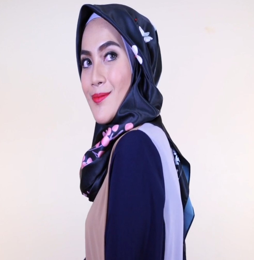 Tutorial Hijab Segi Empat Simple Satin 45 Detik | Tutorial Hijab
