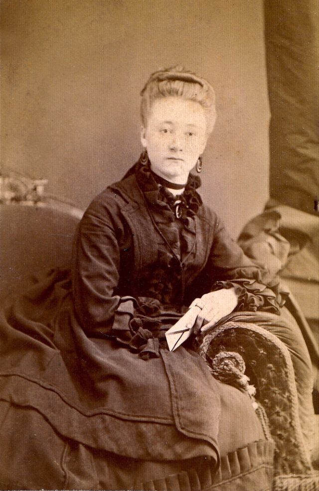 Victorian Widows: Graceful Photos of Young Women in Mourning Dresses ...