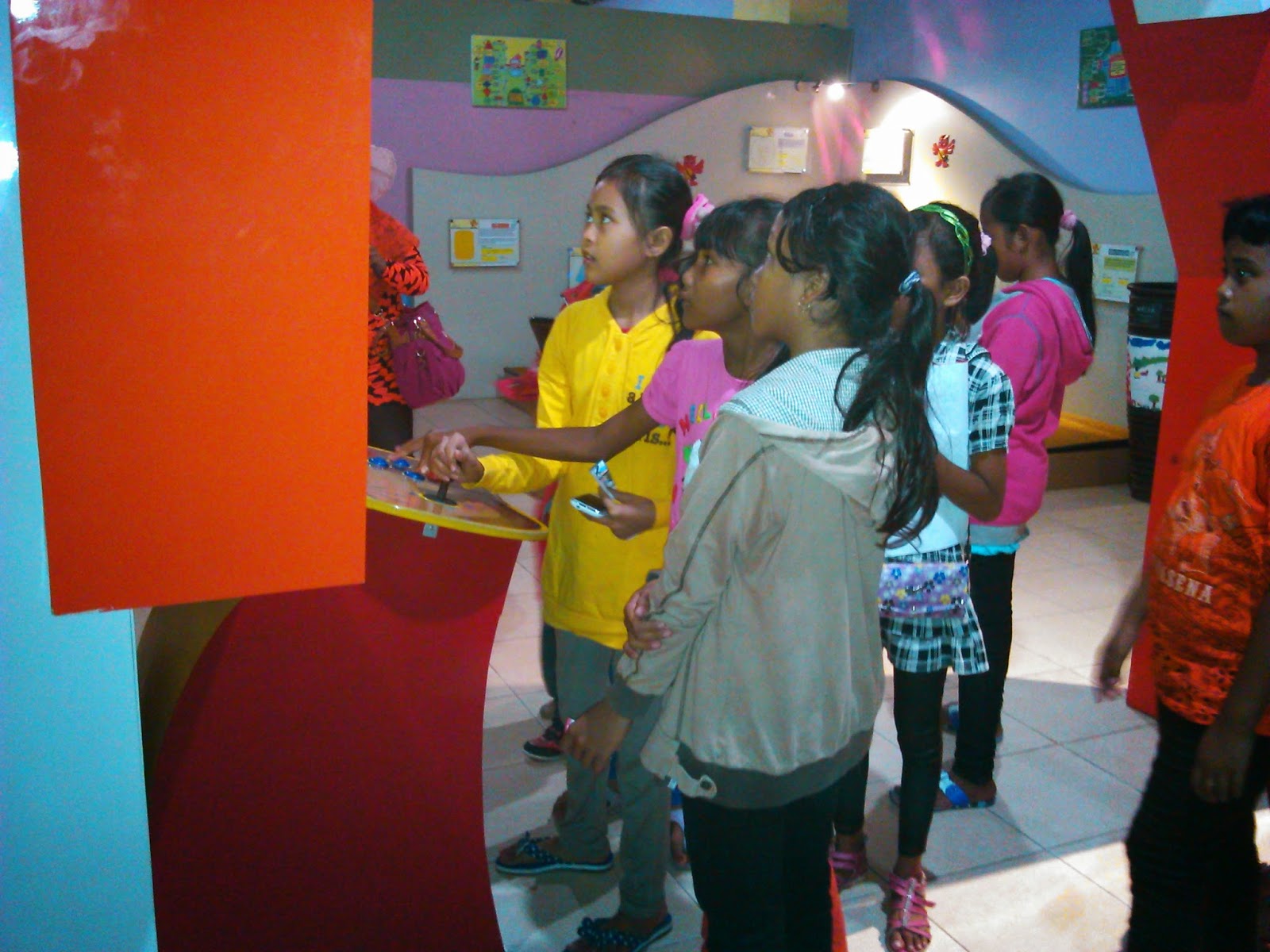 Memperkenalkan Teknologi kepada Siswa SD melalui Study Tour