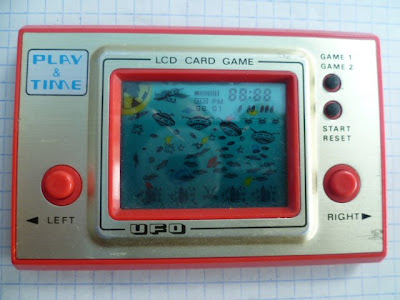 POCKETS collection: UFO - PLAY & TIME - LCD CARD GAME & WATCH