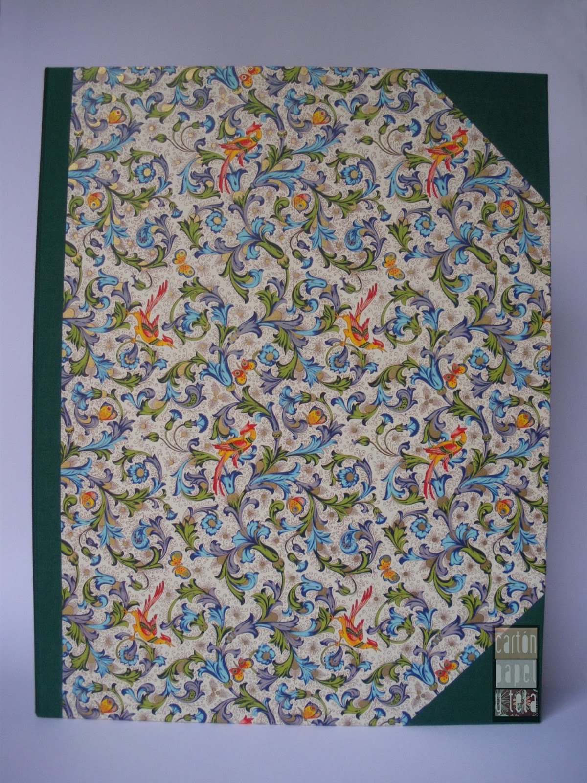 Cartón, papel y tela: Caja-libro portapapeles