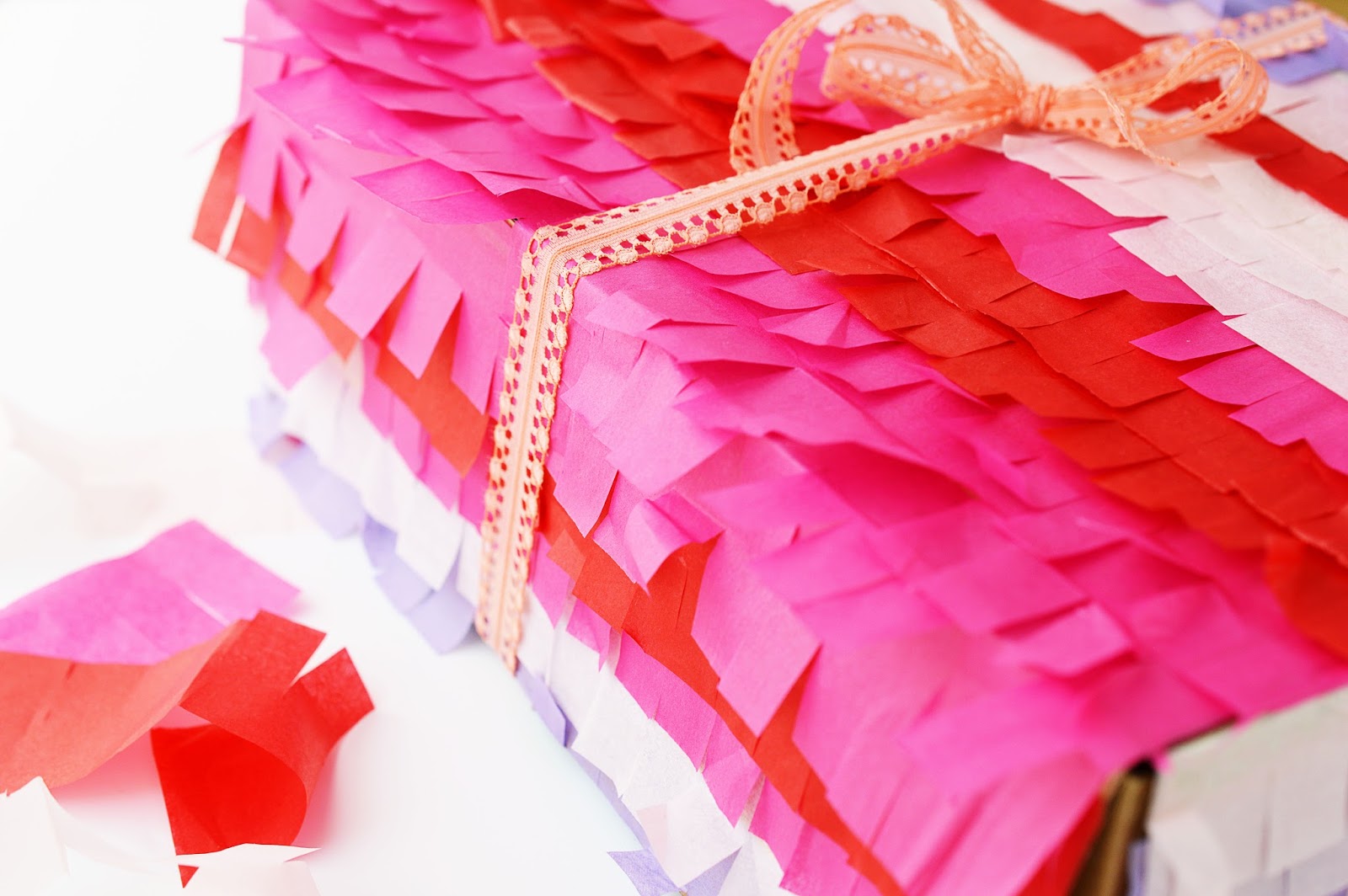 Surprise! | DIY PINATA GIFT BOX - Motte