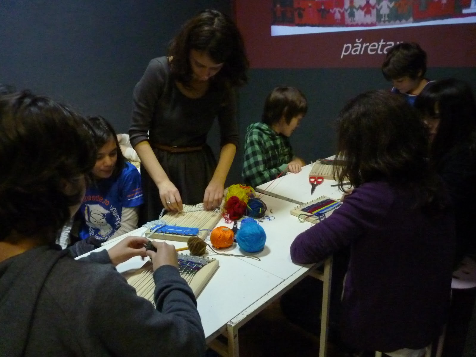 copii creativi: Lucru la gherghef în șezătoare