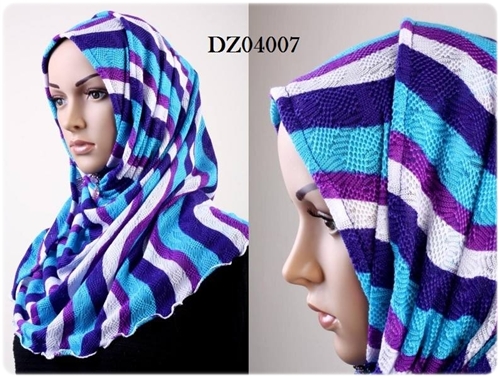 Halfmoon Shawl Bercorak IV | rafhanah