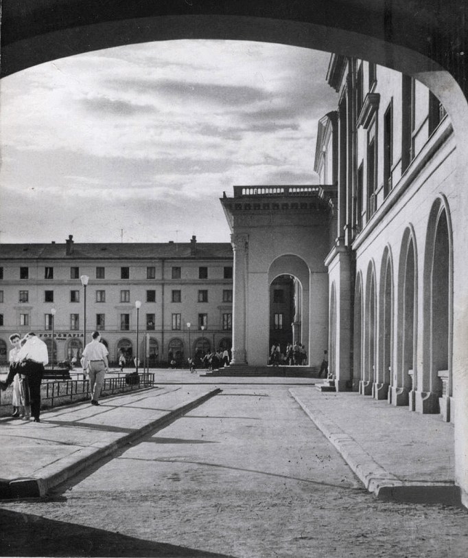 Am răsfoit Ghidul pionierilor de prezentare a Capitalei comuniste ...