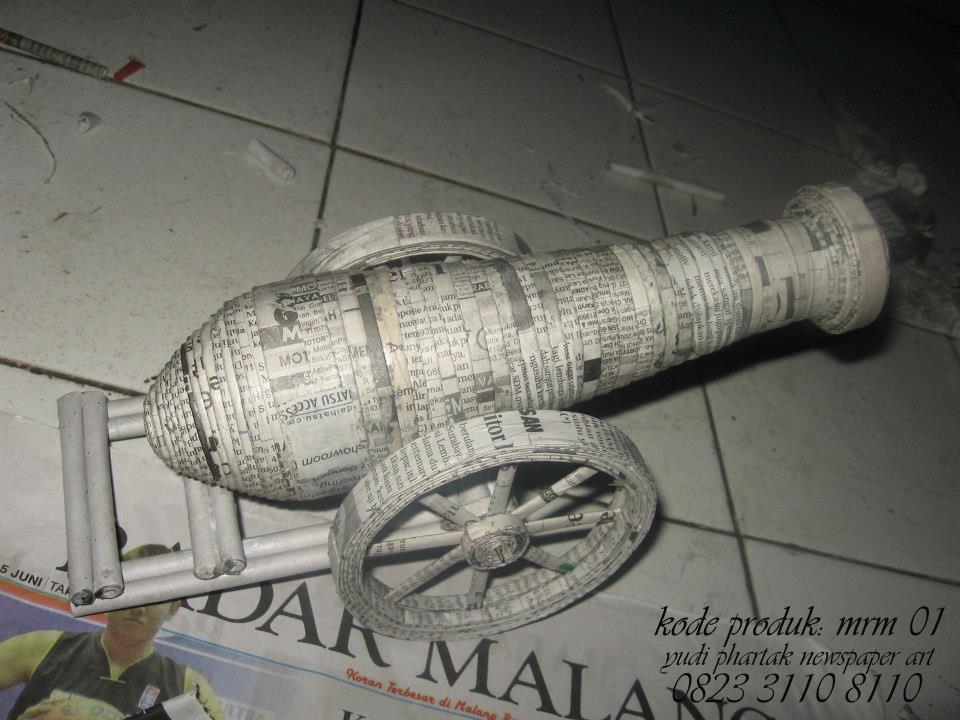 MINIATUR MERIAM KUNO DARI KORAN BEKAS