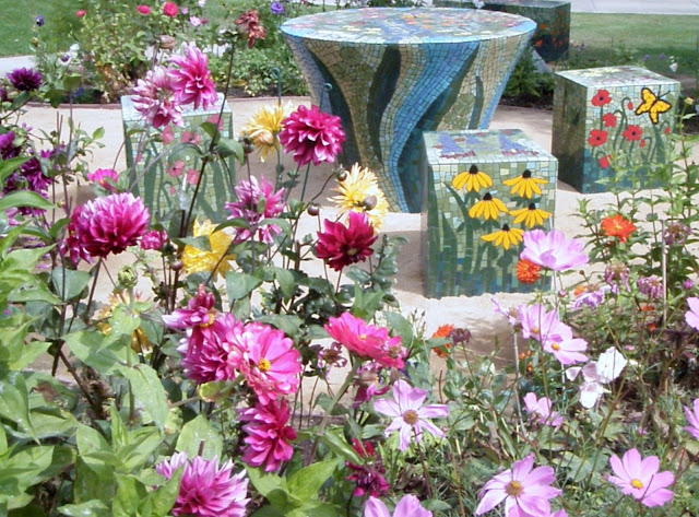 Cabin & Cottage : A Mosaic Garden