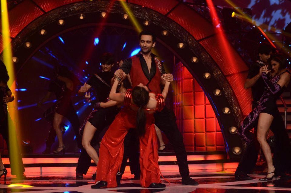 red hot anushka sharma dancing - cinefashiongallery