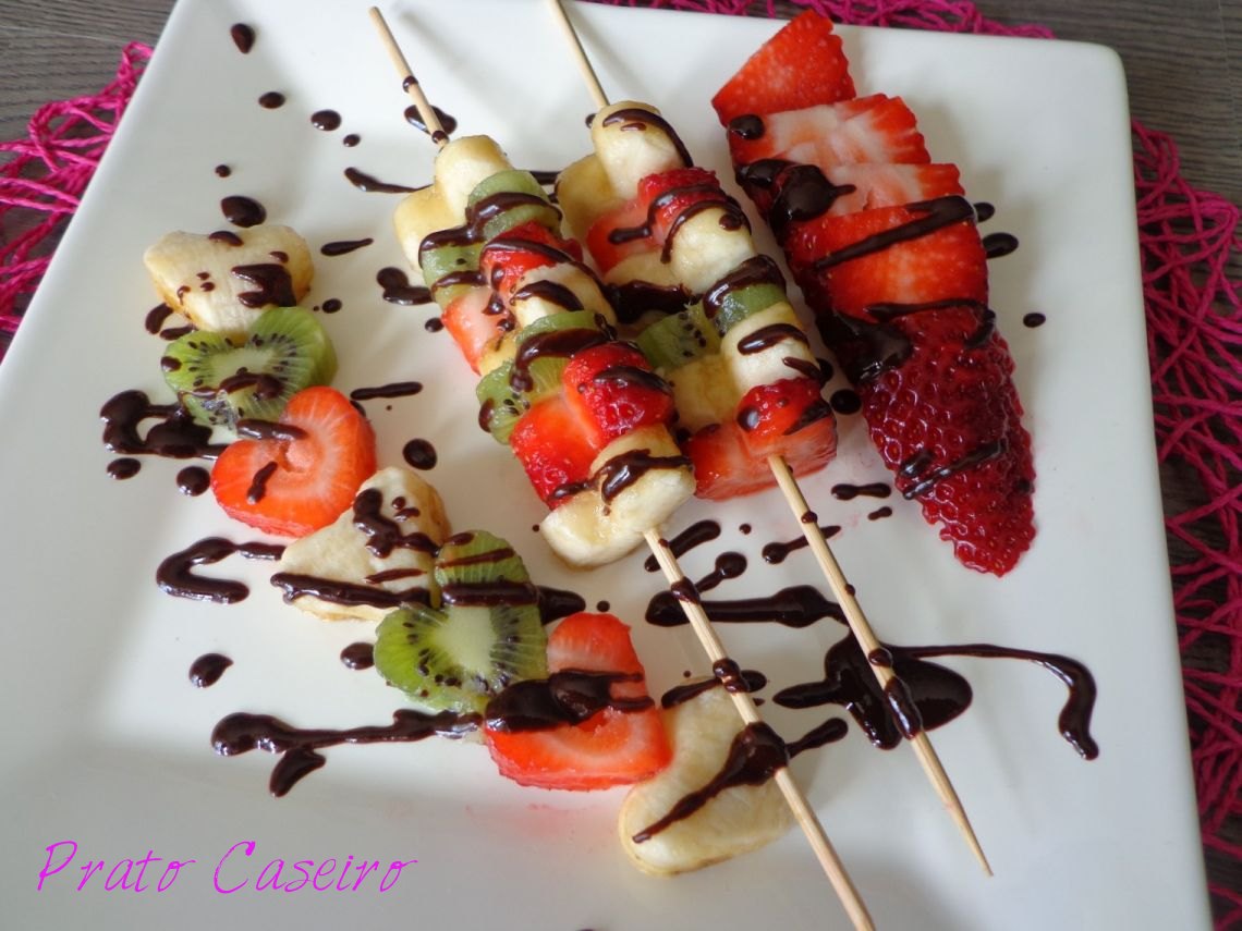Prato Caseiro: Espetadas de fruta com topping de chocolate
