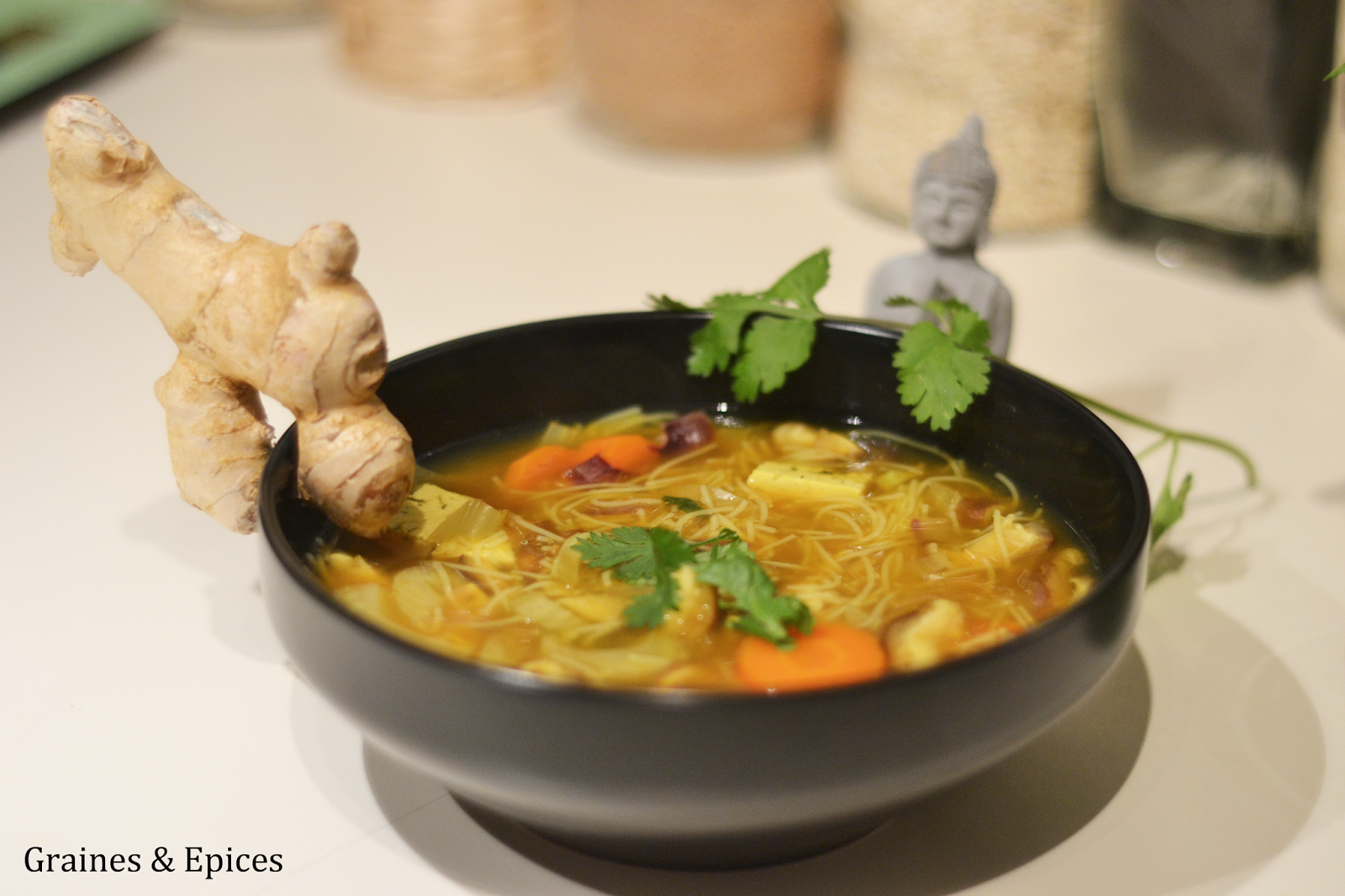 Soupe thaï aux vermicelles de riz, tofu aux herbes & légumes