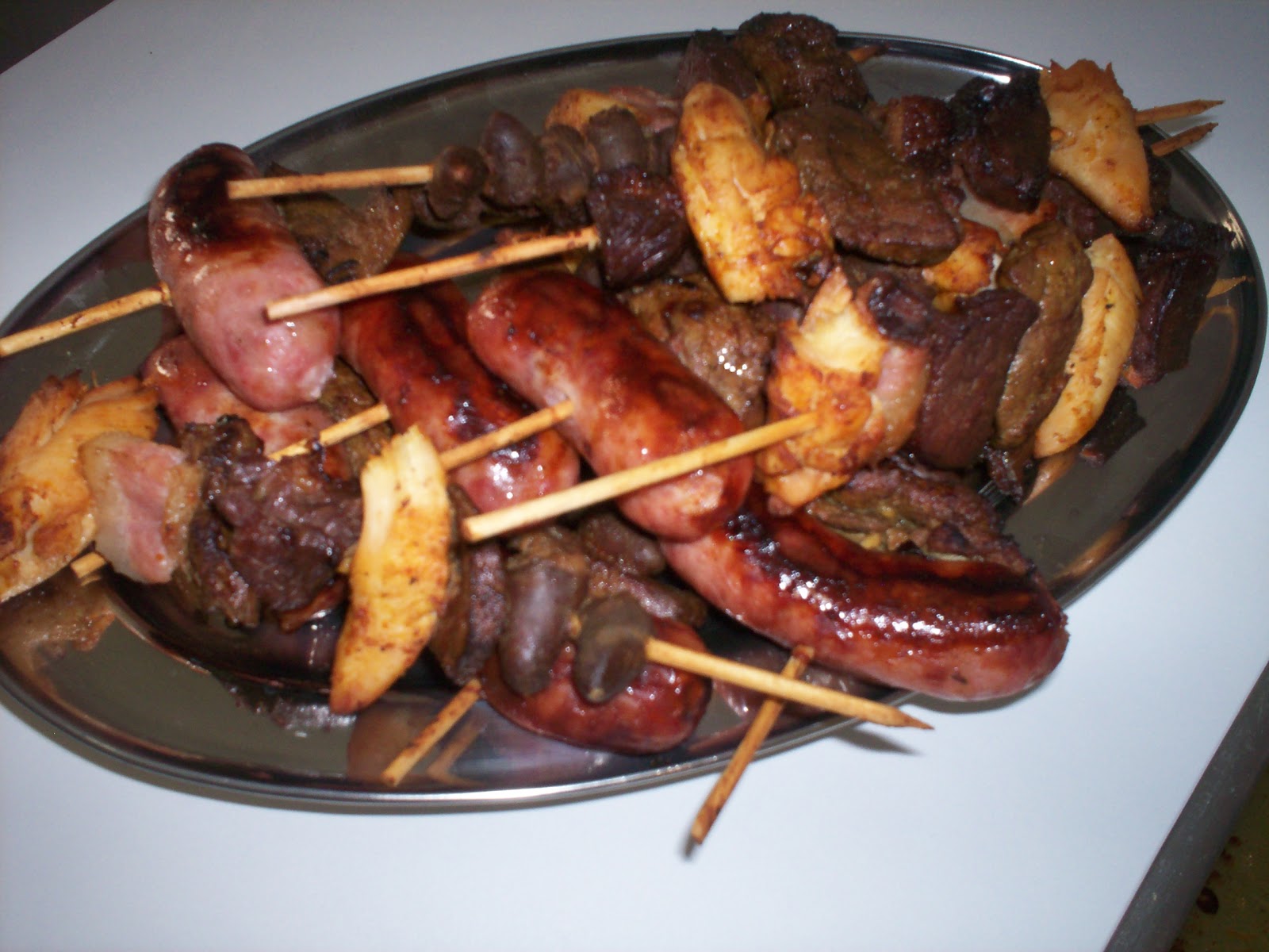 Nina Cozinha Simplesmente: "Churrasco de Espetinhos Mistos de Forno"