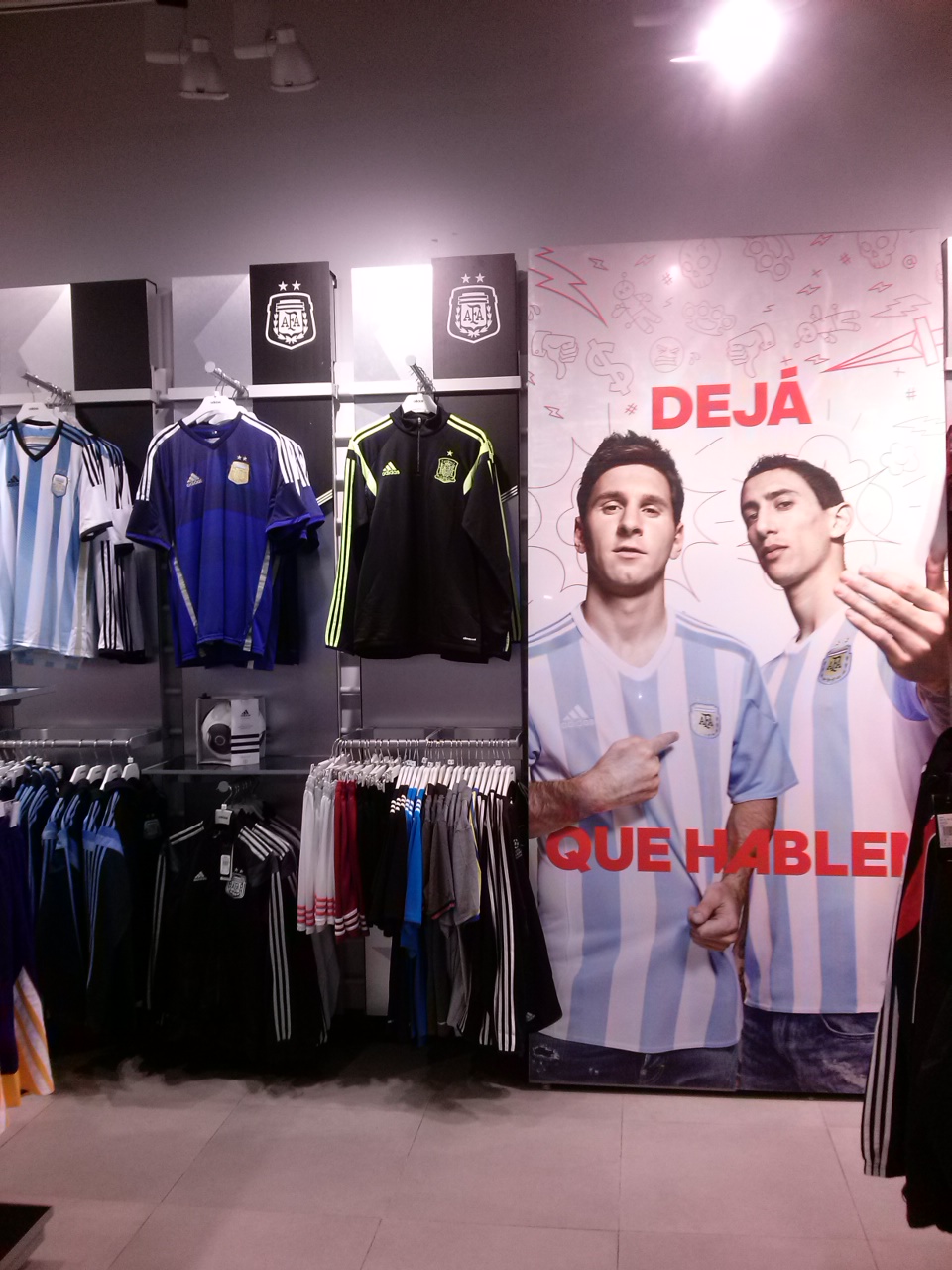 PRISCILA GALIANO VISUAL MERCHANDISING: VM ADIDAS