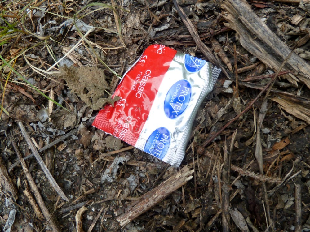 Zone Mâles: 263 - Embalages et capote usagée