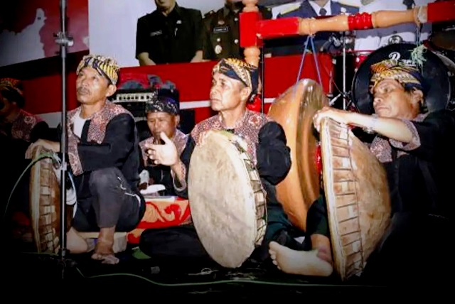 pengertian seni musik islam - Paul Randall