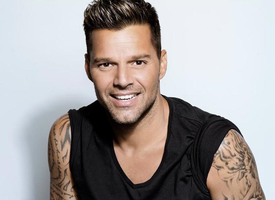 Ricky Martin nos muestra que conforme pasan los años él se pone mejor ...