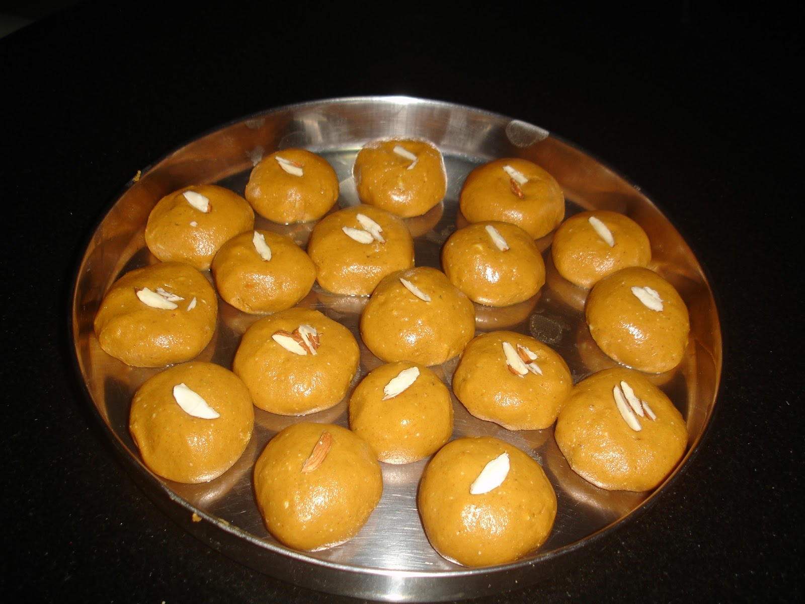 SohNi's Kitchen: Besan Ladoo