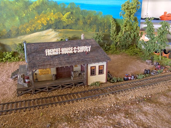 Craftsman Structures: Full Steam Ahead - Freight House & Supply