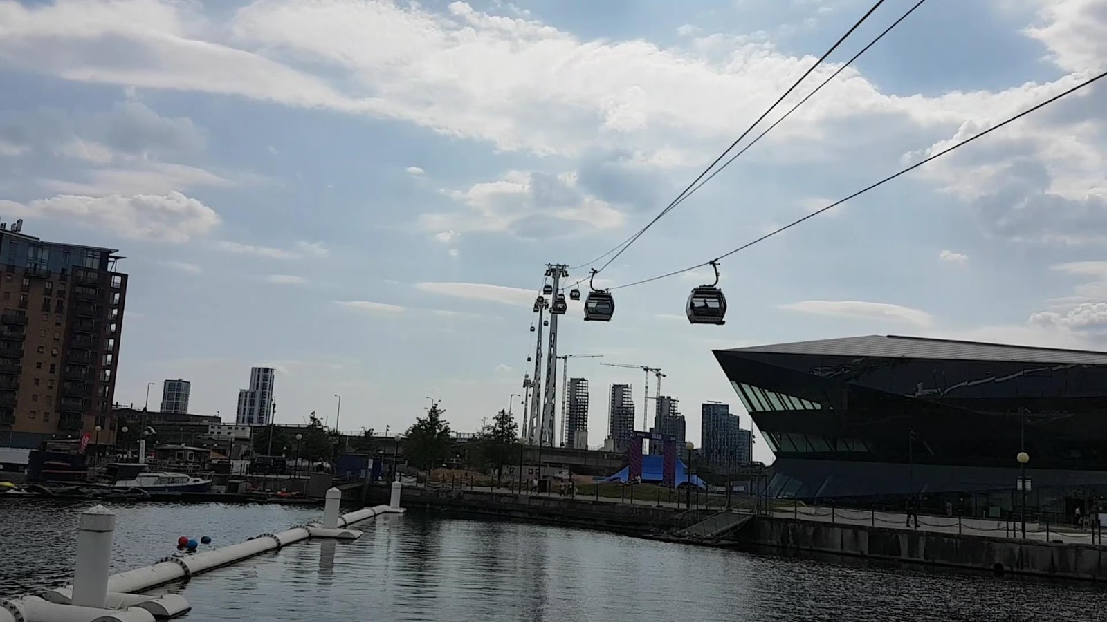 LONDON CABLE CAR CROSSING THE RIVER THAMES EMIRATES AIRLINE GREENWICH ...