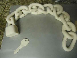 Mama Linda's Cupcakery: Ball and chain wedding cake