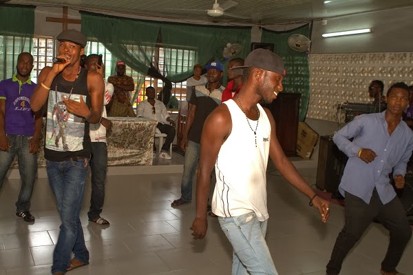 Pics: Iyanya spends birthday at Ikoyi prisons; performs with inmates ...