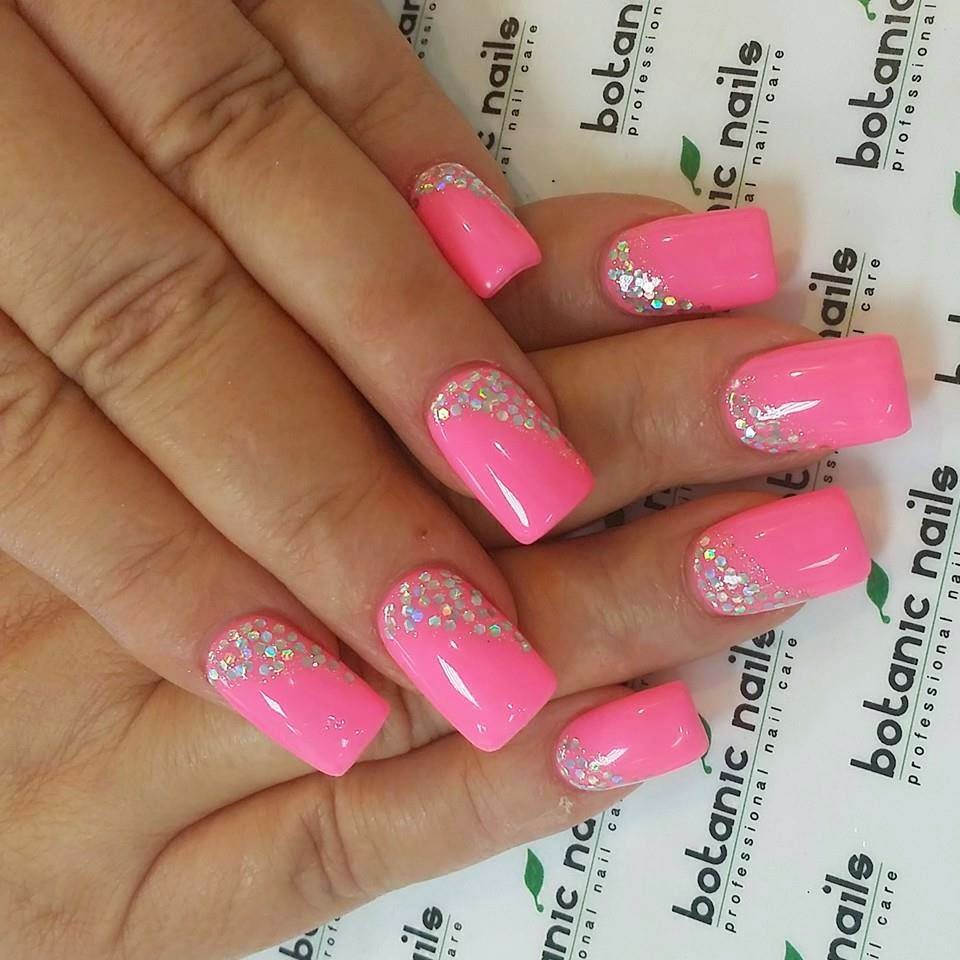 Unhas de gel rosa com brilhantes prata | Dicas Femininas