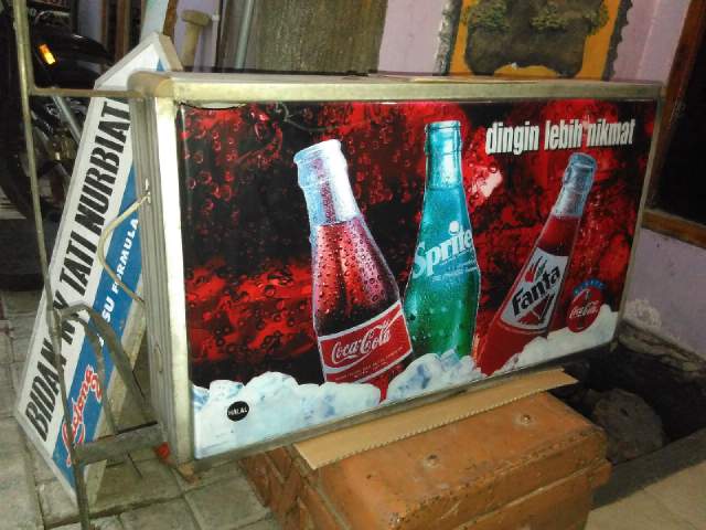 Koleksi Antik Anggoro Solo: Neon Box Coca-cola, Sprite, dan Fanta