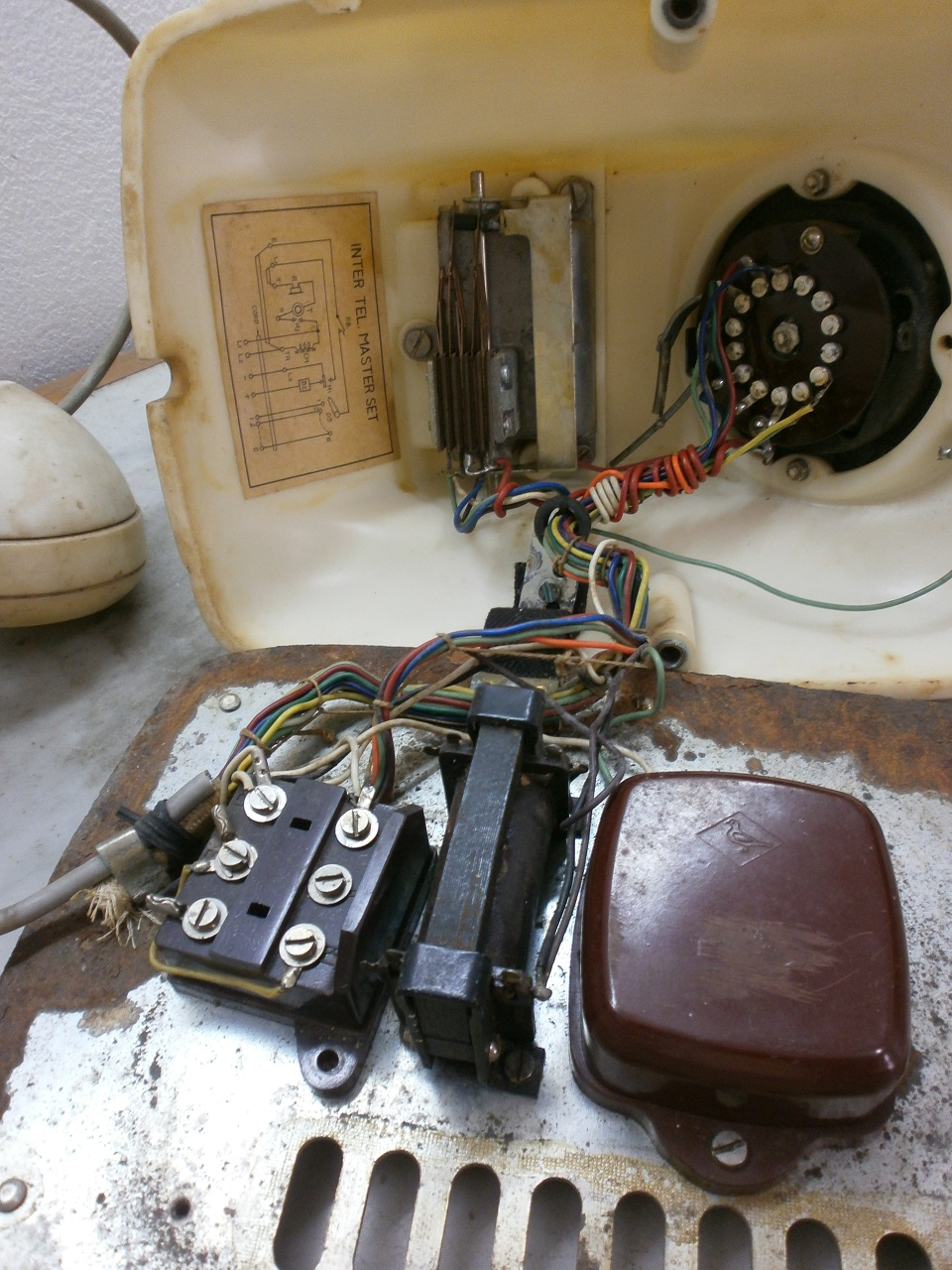 Antikpisan: Telepon Puter Jadul Warna Putih RCI