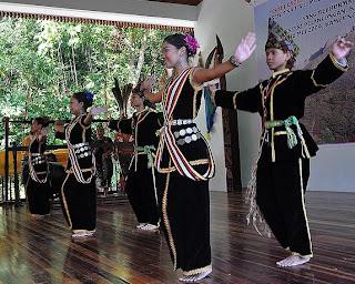 Orang Sabah: Tarian Sumazau