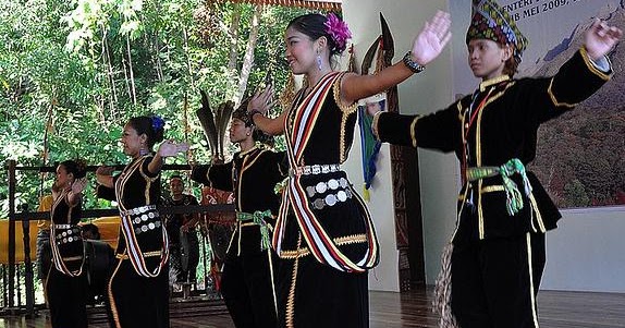 Orang Sabah: Tarian Sumazau