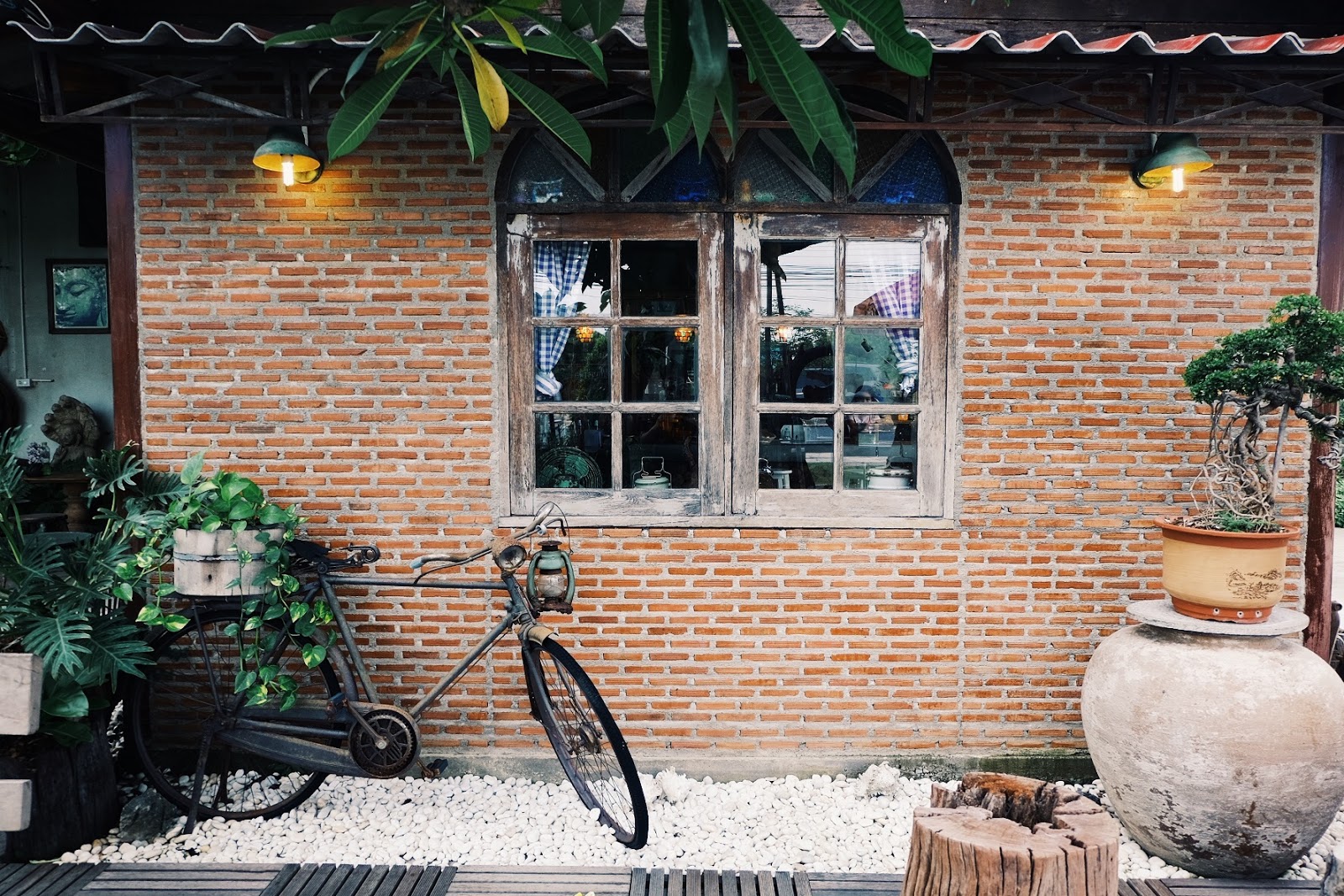 Bonsai Cafe : คาเฟ่น่ารักของคนรักต้นไม้และของเก่า | ไม่เล่าเดี๋ยวลืม